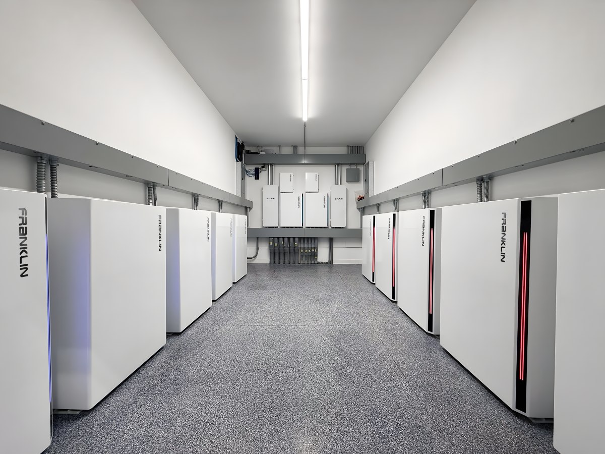 Vote: Project of the Year 2025 | Microgrid | Solar Builder